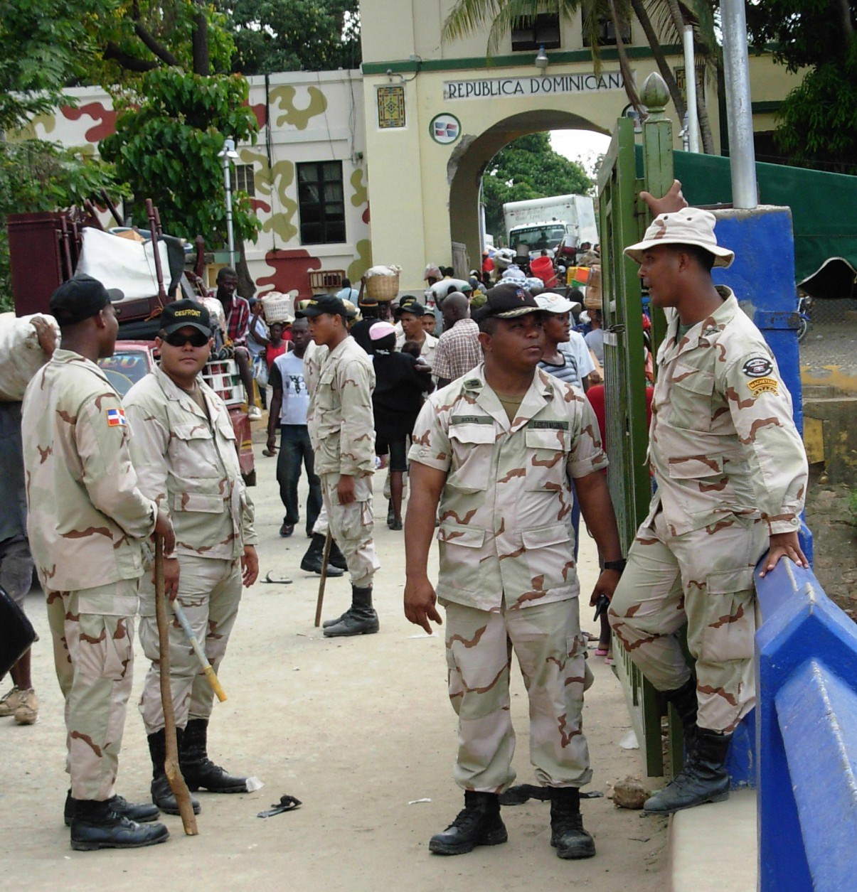 les autorités haïtiennes répliquent et ferment la frontière | Black ...